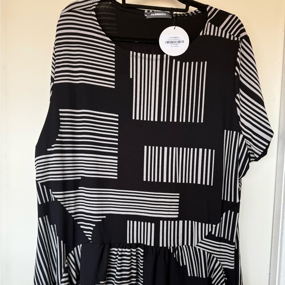 Alembika | Tops | Black And White Geometrical Print Blouse With Trapaze ...